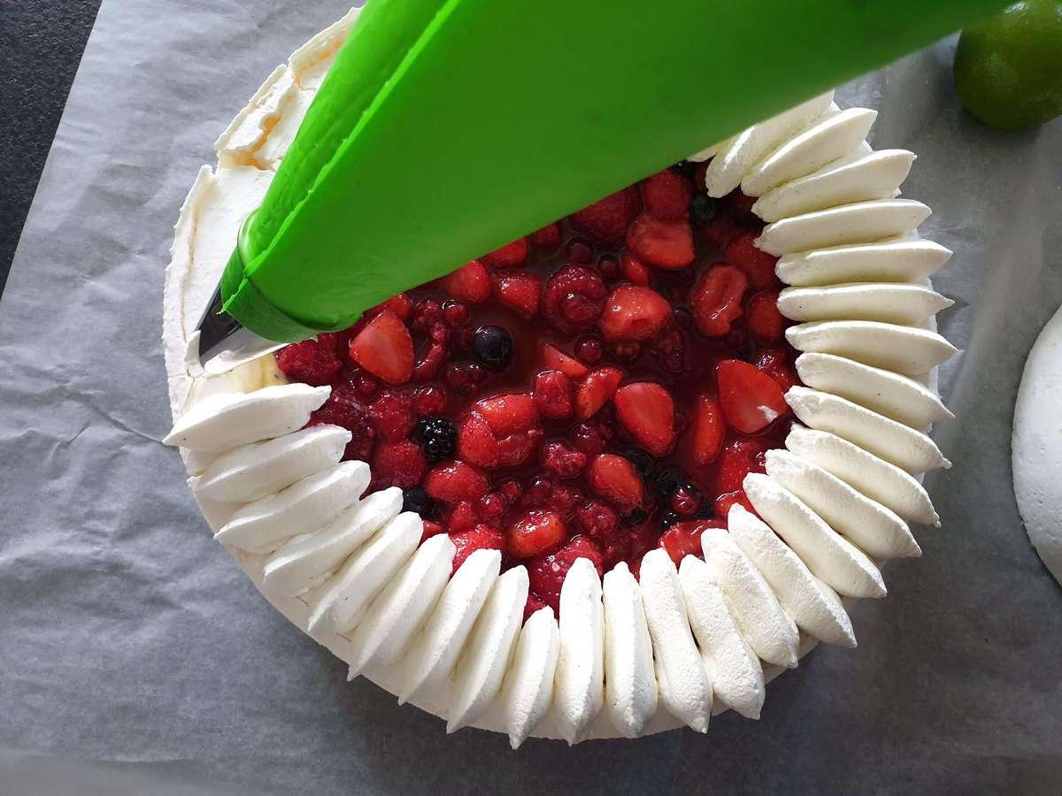 Recette Pavlova facile : meringue, fruits rouges & chantilly maison ...